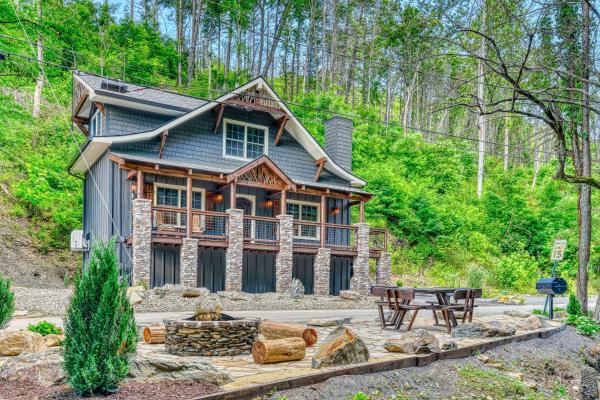 Downtown Creekside Chalet Sleeps 6 Hot Tub Games - Gatlinburg, TN