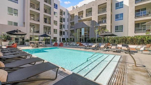 West Hollywood Chic Apartment - West Hollywood, CA
