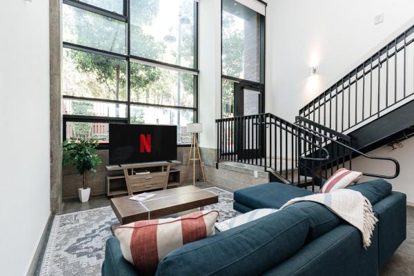 Fabulous And Spacious 2 Level Loft With Pool Gym Parking - Hollywood, CA
