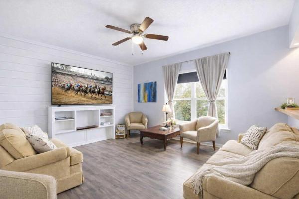 Spacious Louisville Getaway With Private Backyard - Louisville, KY