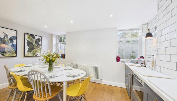 Arden Villa, Sleeps 8, Moments From The Golden Sandy Beach Of Ryde - Isle of Wight