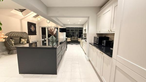 Stylish 4 Bed Home With Hot Tub, Garden & Parking - Berkshire