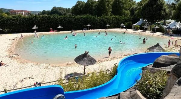 Bungalow Spacieux Avec Piscine Partagée à Châteauneuf-de-galaure - Drôme