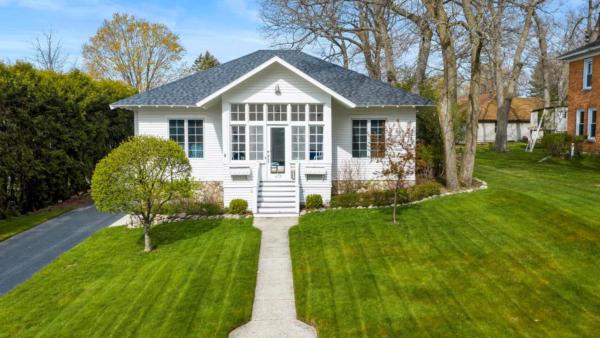Experience Comfort At Andrea Bluff Cottage, A 3-bedroom Home In Harbor Springs. - Petoskey, MI