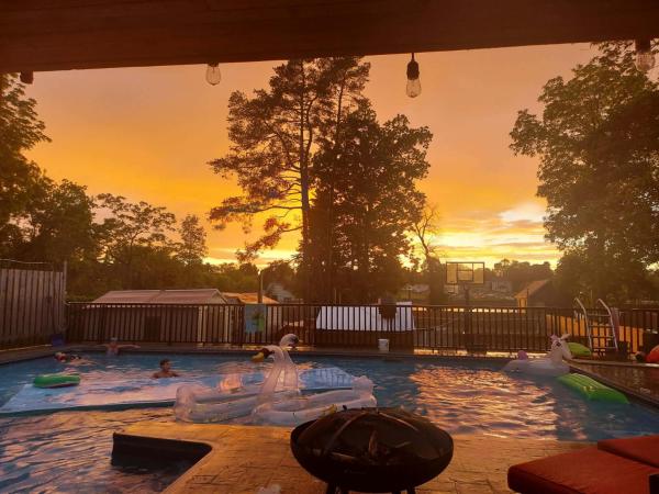 Riverside Oasis With Pool And Dock - Ottawa