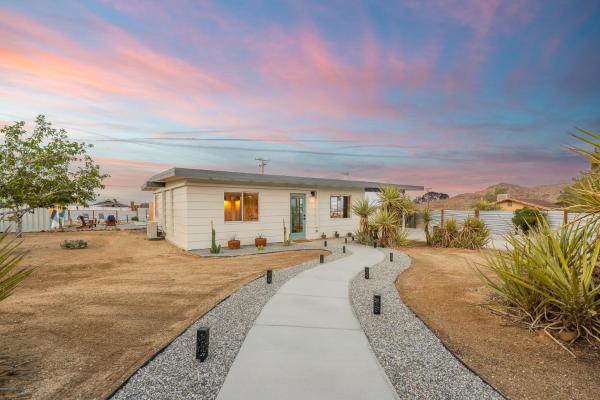 2br Desert Cabin L Hot Tub L 4 Miles To National Park L 1 Mile To Town - Joshua Tree, CA