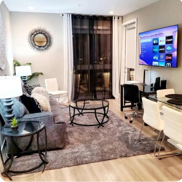 Spacious 2 Bed 2 Bath, Pool, Hottub, Wifi, 24 Hr Fitness, Parking - Los Angeles