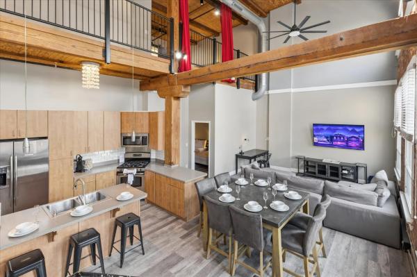 The Top Floor Penthouse 4 Br 3 Bath 2 000 Sq Ft - Indiana