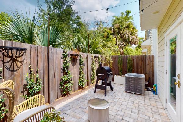 Stylish Dog-friendly Townhome With Firepit & Enclosed Yard - Blocks To Downtown - Pensacola, FL
