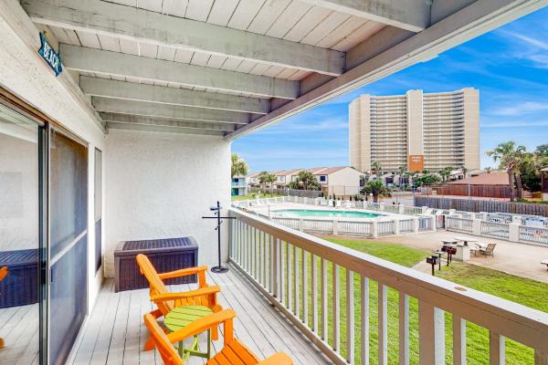 2nd-floor Condo Overlooking Pools & Hot Tub - Walk 4 Minutes To Beach Access - Panama City Beach, FL