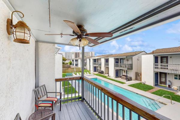 Stunning Sunlit Townhome With Pool Balcony & Ac - Near Beaches & Boardwalks - Panama City Beach, FL