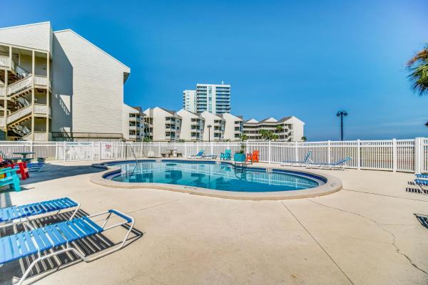 Stunning Coastal Retreat Featuring Roomy Interiors And Quick Beach Access - Gulf Breeze, FL