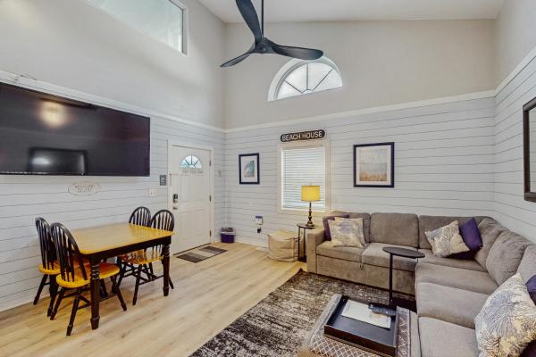 Great Dog-friendly Home With Gulf Views Shared Pool Just Steps From The Gulf - St. George Island, FL