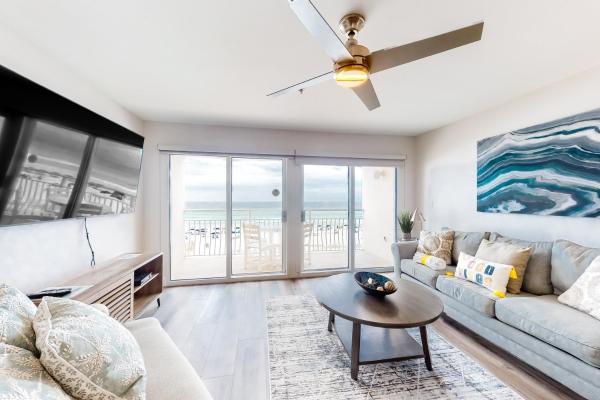 Beautiful Gulf Condo With Balcony Outdoor Shower & Shared Pool - Destin, FL
