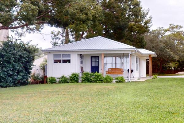Cozy Waterfront Cottage Pet Friendly With Ac Deck And Shared Dock - Fort Walton Beach, FL