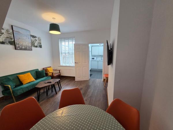 Fantastic 3-bedroom House In Crawley - 10 Mins From Gatwick - Crawley