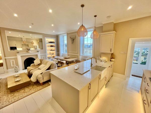 Spacious 4-bed Georgian Residence In Bath Centre With Garden & City Views - Bath