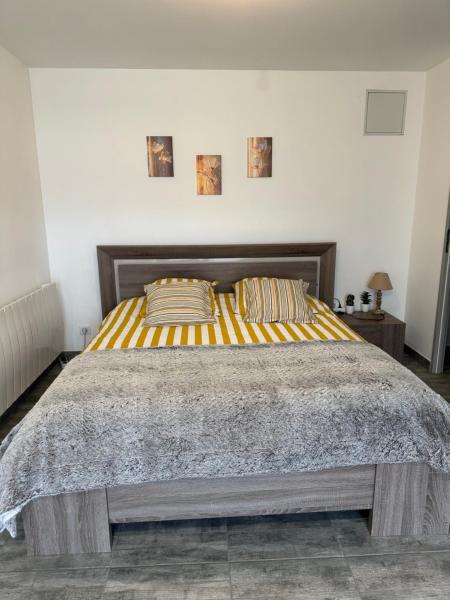 Bouton D'or Studio Terrasse Grand Lit Coin Repas - Volonne