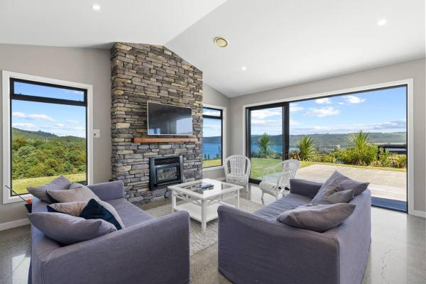 Loch Eagles Retreat With Stunning Views Overlooking Lake Taupo - 陶波湖
