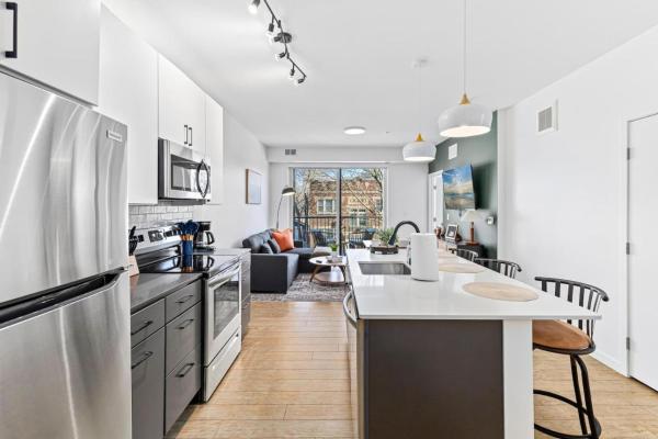 Luxurious 2br Retreat Near Downtown With Roofdeck And Gym - Minneapolis, MN