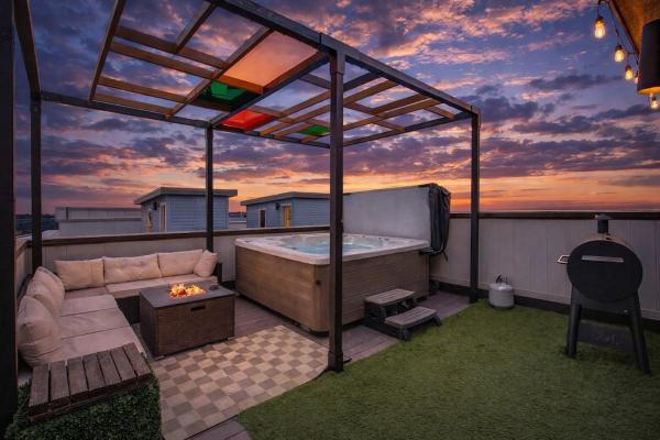 Spacious Denver Home With Private Rooftop Spa - Denver, CO