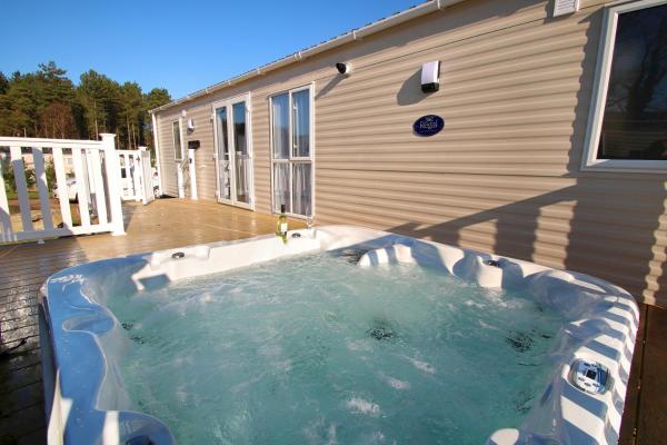 Oakdene 2 Bedroom Sublime Caravan With Hot Tub - Bournemouth