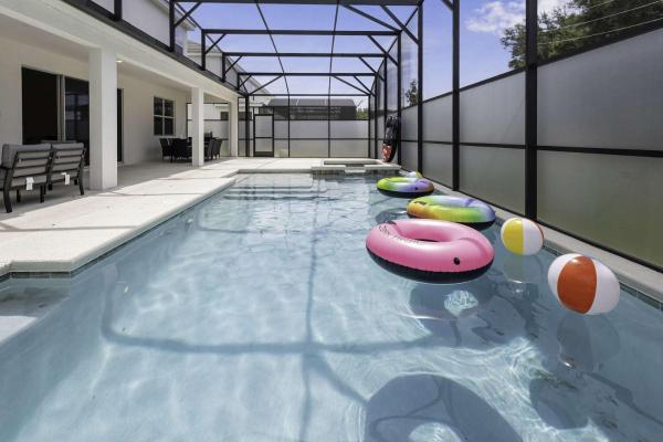 Magical 15br Villa W Pool Cinema & Themed Fun - Kissimmee