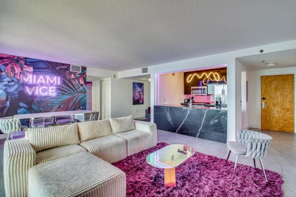Luxe Miami Vice Condo! Bay Views & Pool Access - Miami, FL