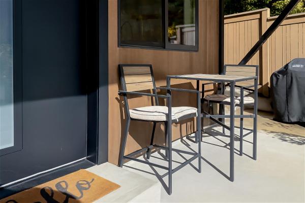 Romantic Modern Condo By The Lake - Bellevue, WA