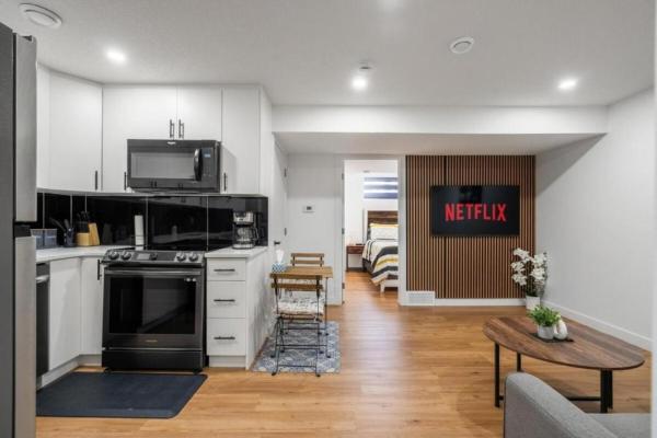 Mountain Hideaway Two Bedrooms Free Park Pass - Cochrane