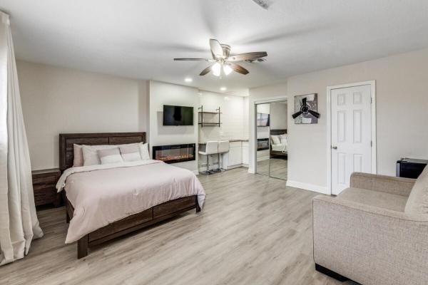 Modern Luxe Studio Attached To Home Near Randolph Afb - Universal City, TX