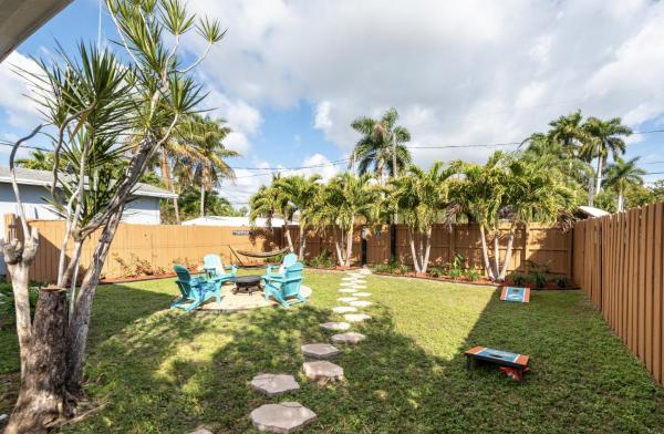 Tropical Retreat 8 Mins To The Beach - Pembroke Pines, FL