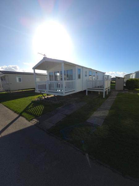 The Retreat Lighthouse - Lido Beach Prestatyn - Wales