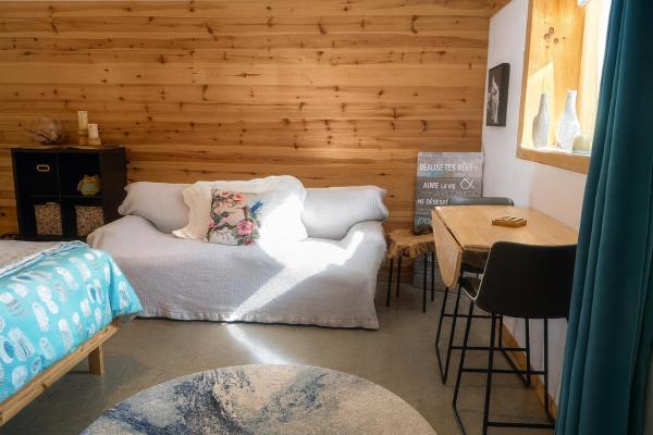 Private Hummingbird Room - Modern & Cozy - New England