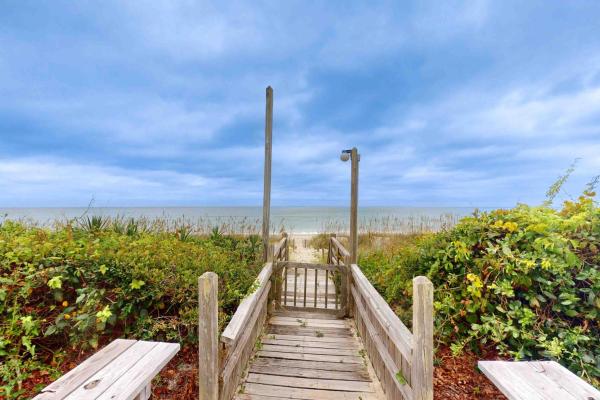 Beautiful Ocean Front Home With Direct Beach Access And Outdoor Shower - Pine Knoll Shores, NC