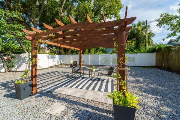 Cozy Bungalow With Luxe Yard, Firepit, Pergola Area - Davis Islands, FL