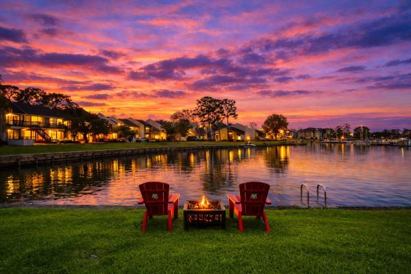 Serene Lakeside 2br Sunset Views & Relaxing Stay - Conroe