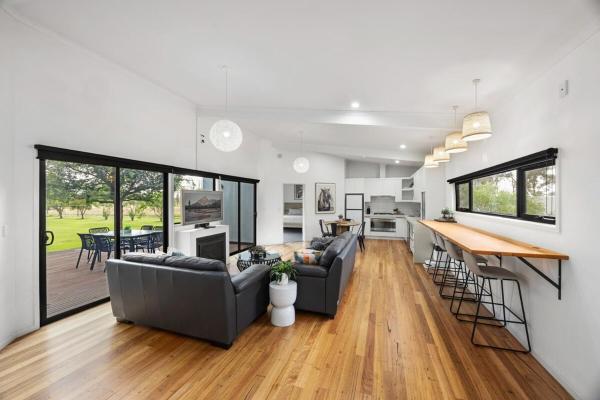 Feather & Nest - Private Farm Stay King Beds & Tennis Court - Sale, Australia