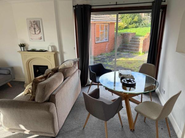 Large 4 Bed With Parking - Rugby