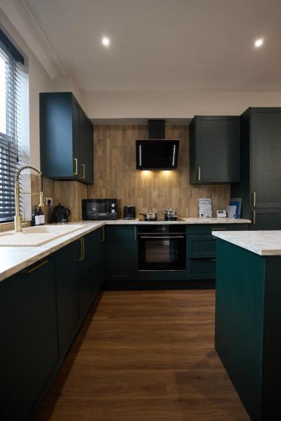 Modern 5-bed House Close To Headingley Stadium, Sleeps-11, Free Wifi & Parking, Long Terms Stays Allowed - Leeds