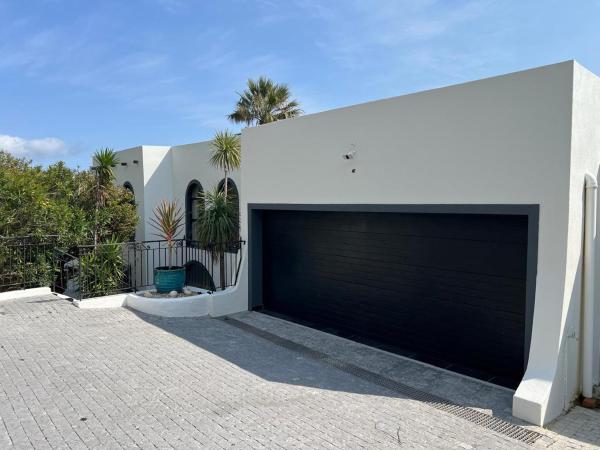 Rico Luxury 15 Ravensteyn Road,bakoven - Camps Bay