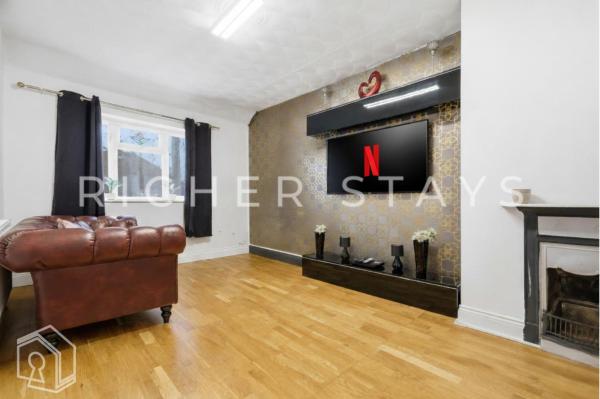 Spacious 4br House Near Dagenham Heathway - Romford