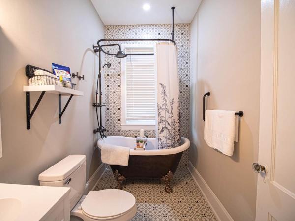 Marietta Square's Home Away! - Marietta, GA