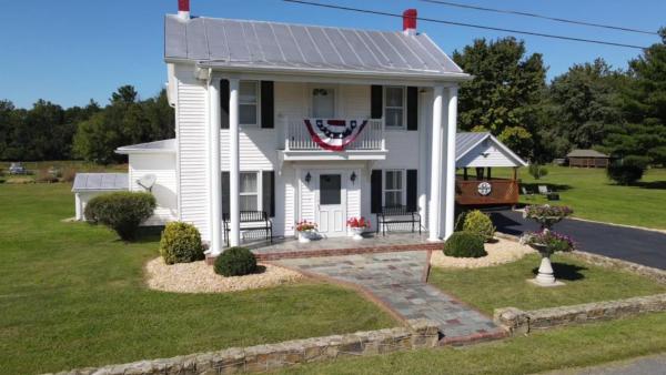The Baker Farmhouse Hot Tub Fast Wifi Hiking Nearby - Luray, VA