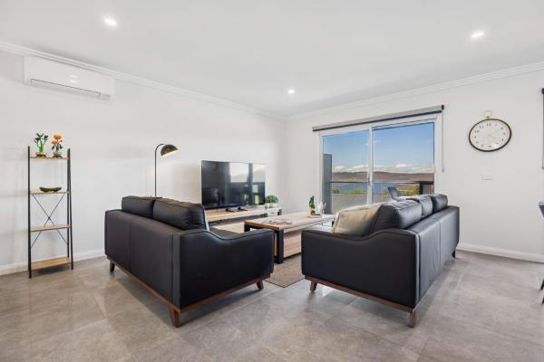 Eric's Lake View Retreat - Jindabyne