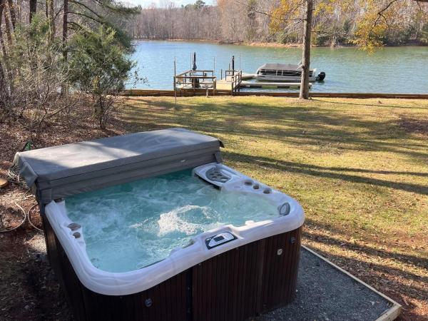 Castaway Cove 5 Bed Lake Retreat Fire Pit Hot Tub! - Belmont, NC