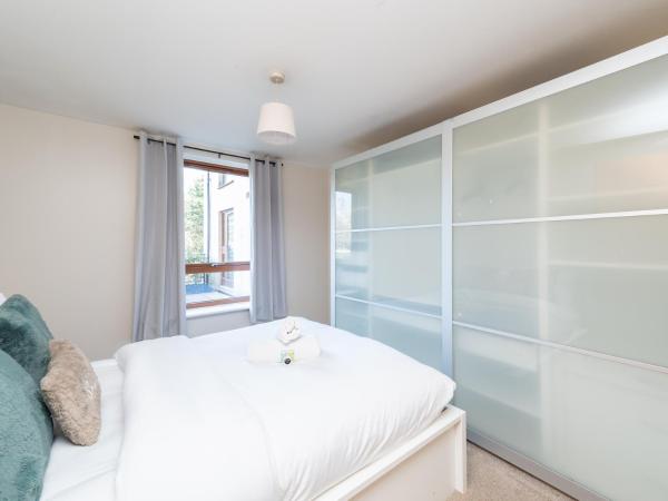 Crawley 2 Bed Flat With Parking - Crawley