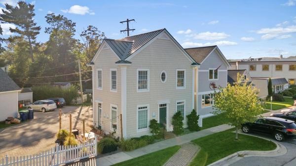 Urban Stay By The Bay: Downtown Pet-friendly Home - Traverse City, MI