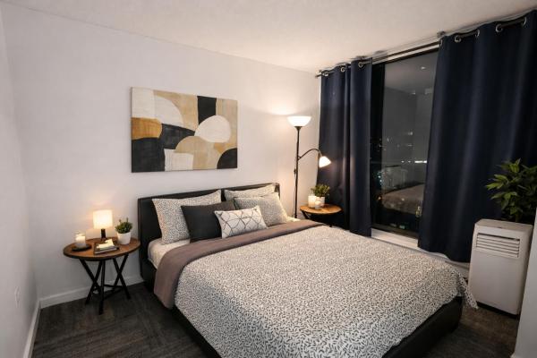 Cozy 2 Bedroom Downtown Apt - West Vancouver