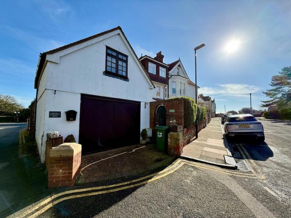 The Loft Retreat - Coastal Escape In The Heart Of Meads - Eastbourne